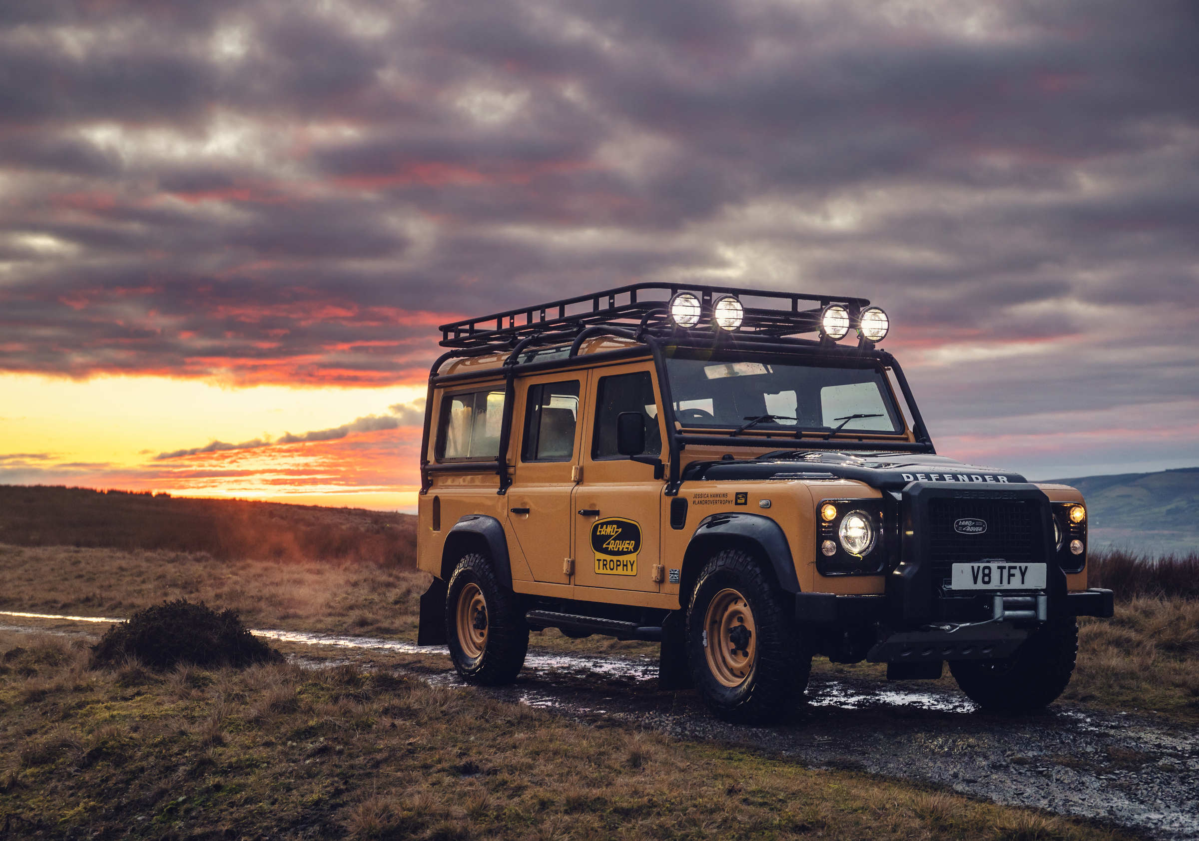 Torna il vero Defender: 25 esemplari Works V8 Trophy in vendita nel ...