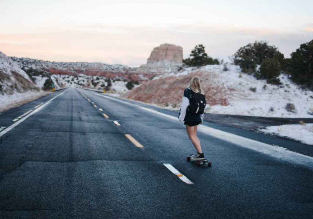 Longboard: cos'è e come si usa lo skate lungo, veloce e stabile ...