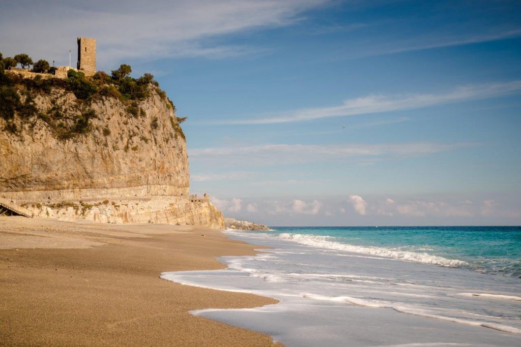 Al mare in Primavera a Finale Ligure, passeggiate e spiagge ...