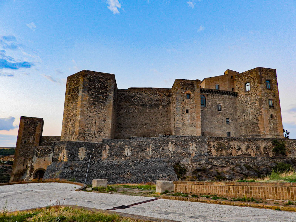 Castello di Melfi: la fortezza sveva più bella del Sud, in Basilicata ...