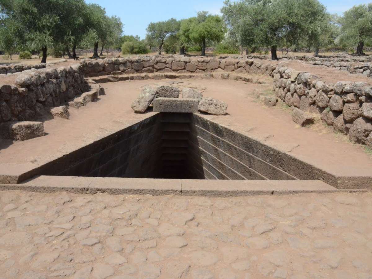 Parco Archeologico di Santa Cristina: Nuraghi e Pozzo Sacro in Sardegna