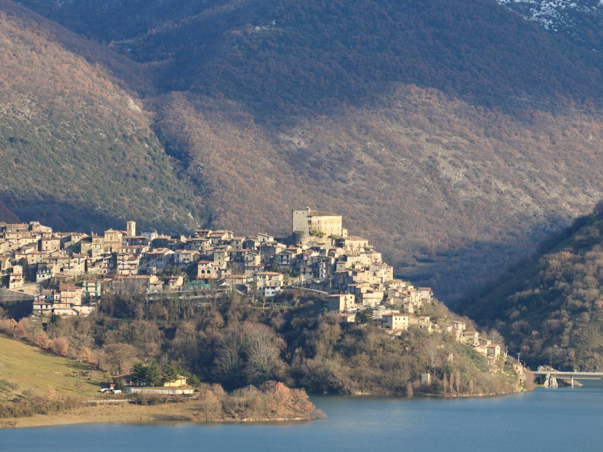 Castel di Tora e il Lago del Turano: cosa vedere nel borgo in pietra
